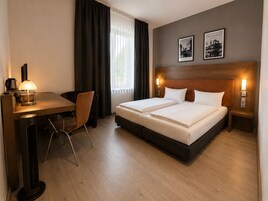 Quarto Duplo | Secretária, cortinas/cortinados opacos, quartos insonorizados
