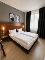 Quarto casal | Escrivaninha, cortinas blackout, quartos à prova de som