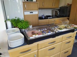 Café da manhã com buffet todos os dias mediante uma taxa