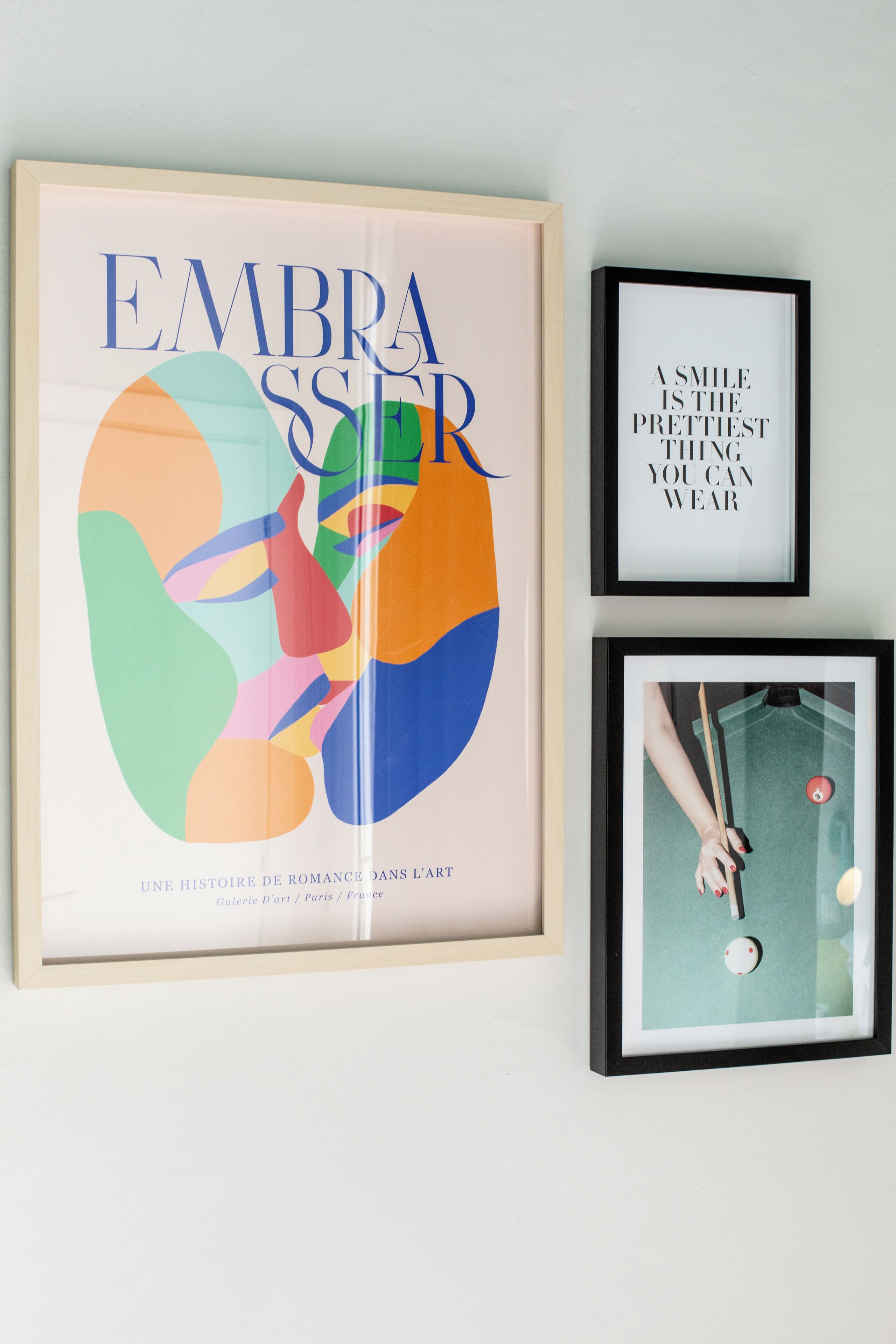 Obra enquadrada intitulada 'EMBRA & SER', com formas abstratas e texto.