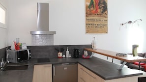 Villa (Le Flamant Rose) | Cozinha privada | Um frigorífico, um micro-ondas, um forno, uma placa de cozinha 