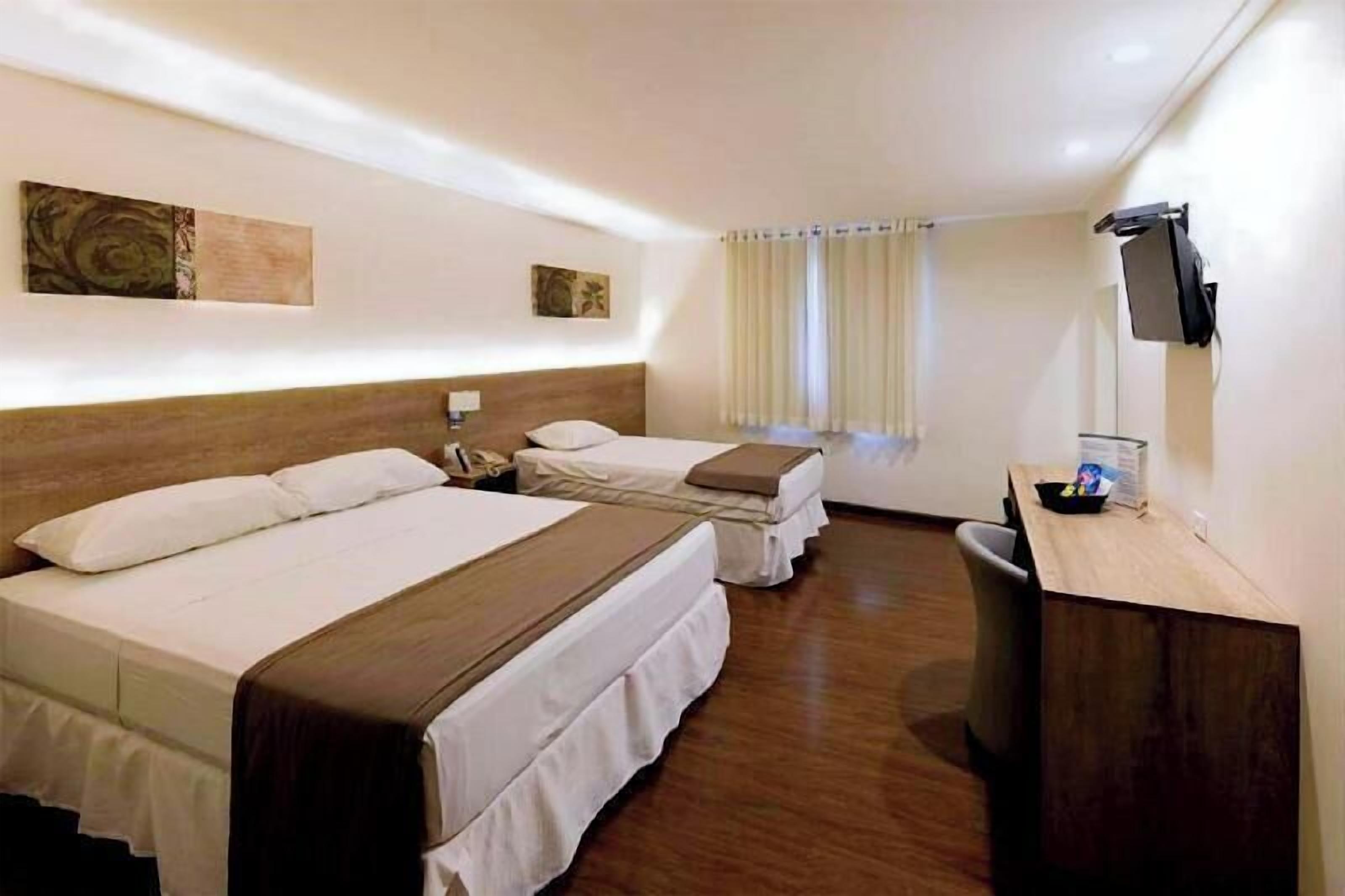 Minibar, cofre no quarto, secretária, cortinas/cortinados opacos 