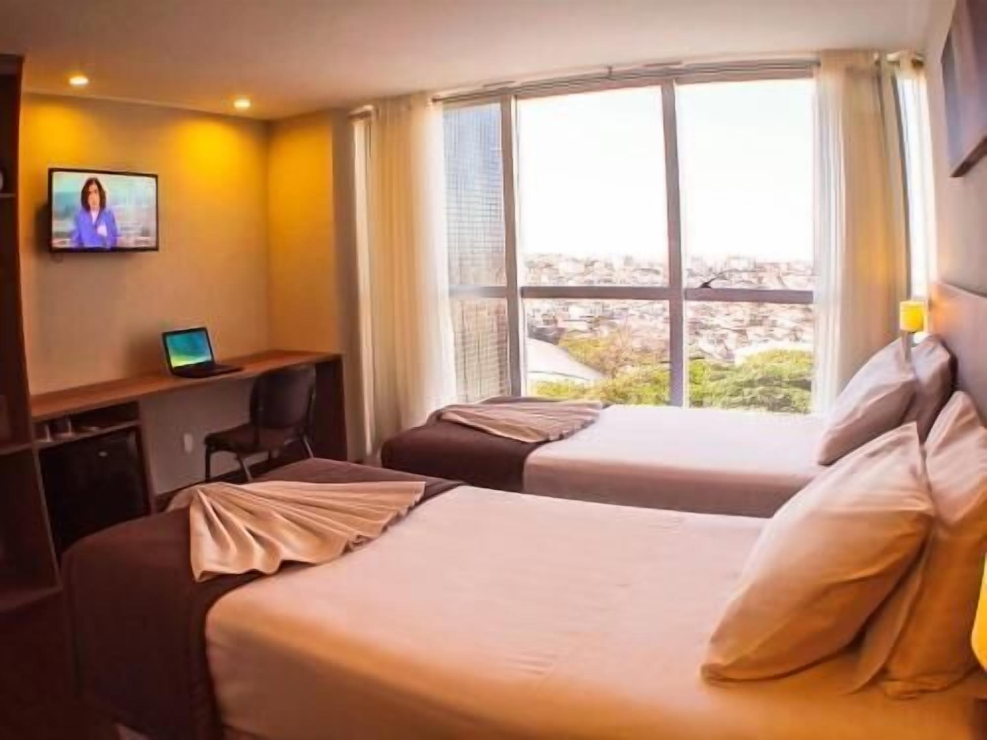 Minibar, cofre no quarto, secretária, cortinas/cortinados opacos 