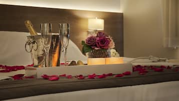 Minibar, cofre no quarto, secretária, cortinas/cortinados opacos