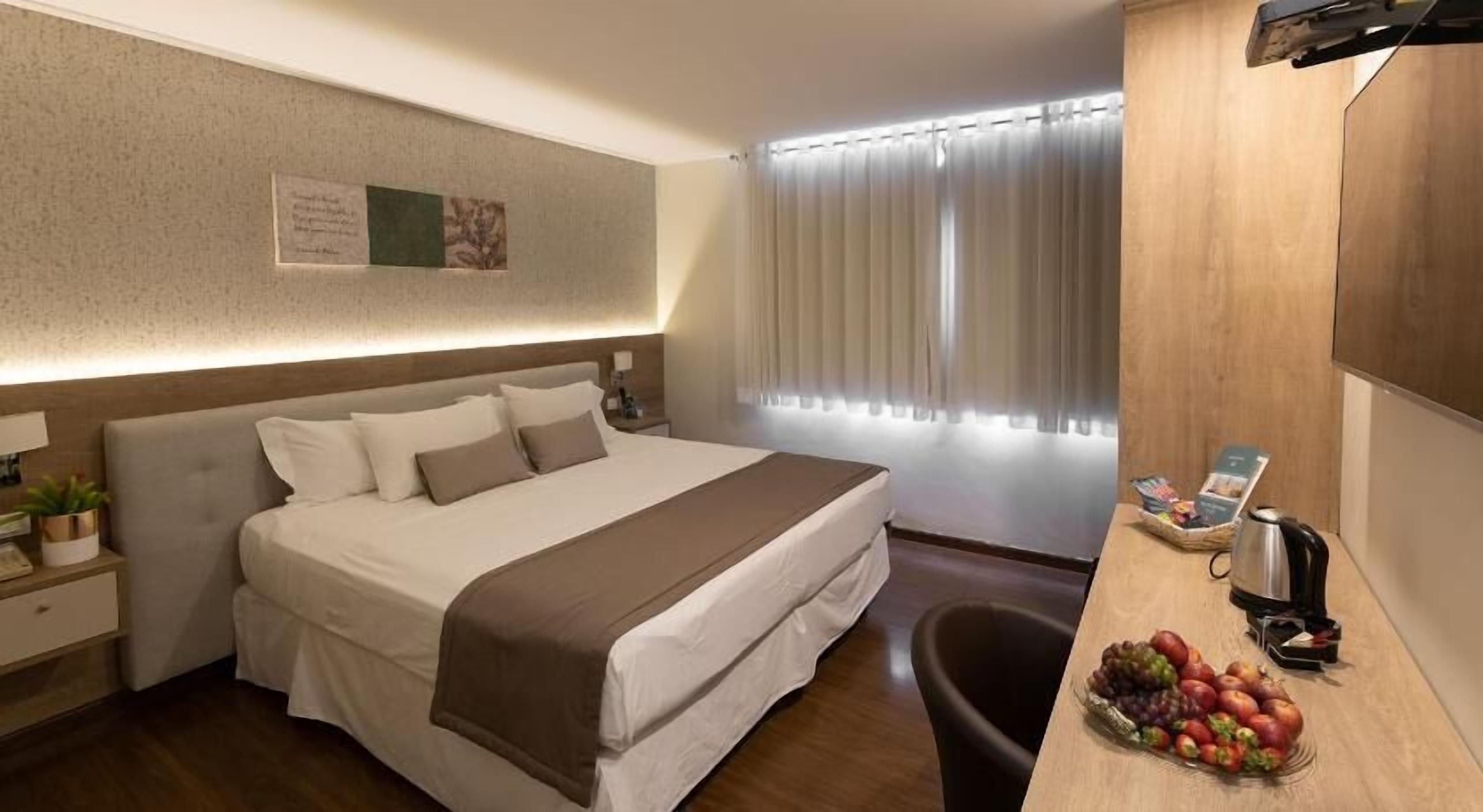 Minibar, cofre no quarto, secretária, cortinas/cortinados opacos 