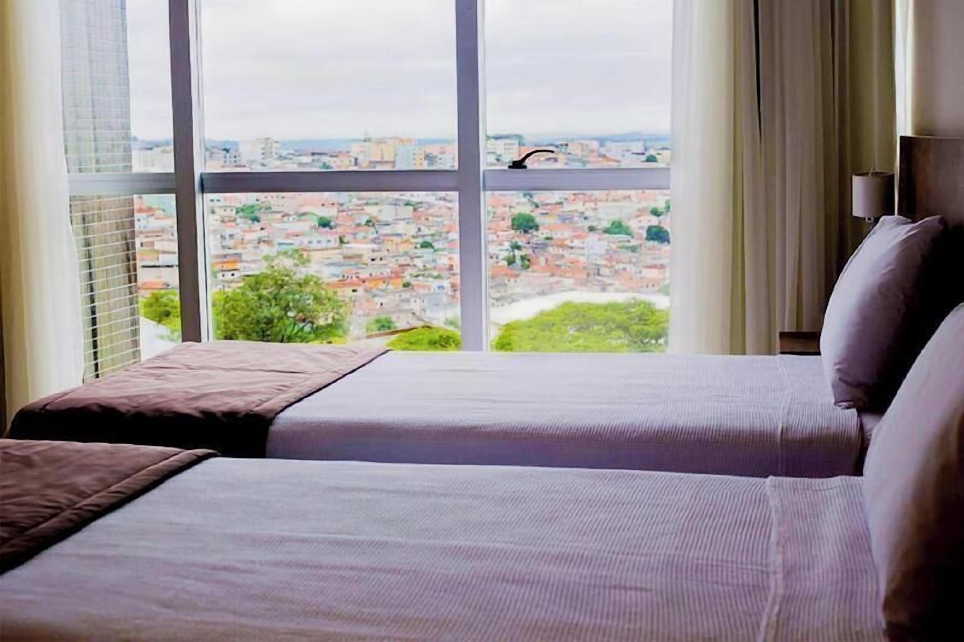 Minibar, cofre no quarto, secretária, cortinas/cortinados opacos 