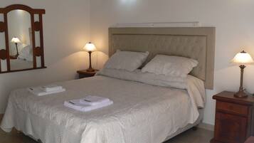 Quarto casal standard | Cofres nos quartos, cortinas blackout, Wi-Fi de cortesia, roupa de cama