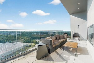 Roupas de cama premium, cofres nos quartos, escrivaninha