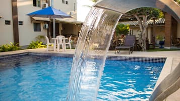 2 piscinas exteriores, espreguiçadeiras