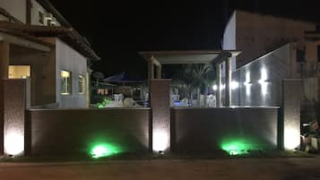 Fachada do alojamento (tarde/noite)