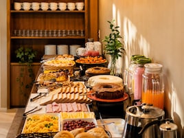 Café da manhã com buffet grátis todos os dias