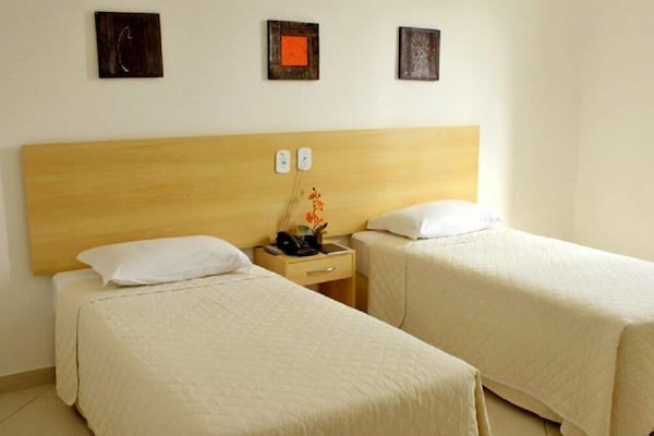 Frigobar, escrivaninha, cortinas blackout, ferros/tábuas de passar roupa