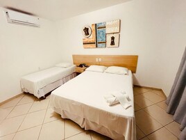 Minibar, secretária, cortinas/cortinados opacos, ferro/tábua de engomar 