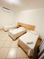 Quarto Triplo Deluxe | Minibar, secretária, cortinas/cortinados opacos, ferro/tábua de engomar 