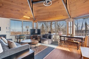 Villa #5- High Five | Área de estar | TV, lareira, DVD player