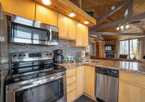 Villa Familiar | Cozinha privada | Um frigorífico/congelador grande, um micro-ondas, um forno 