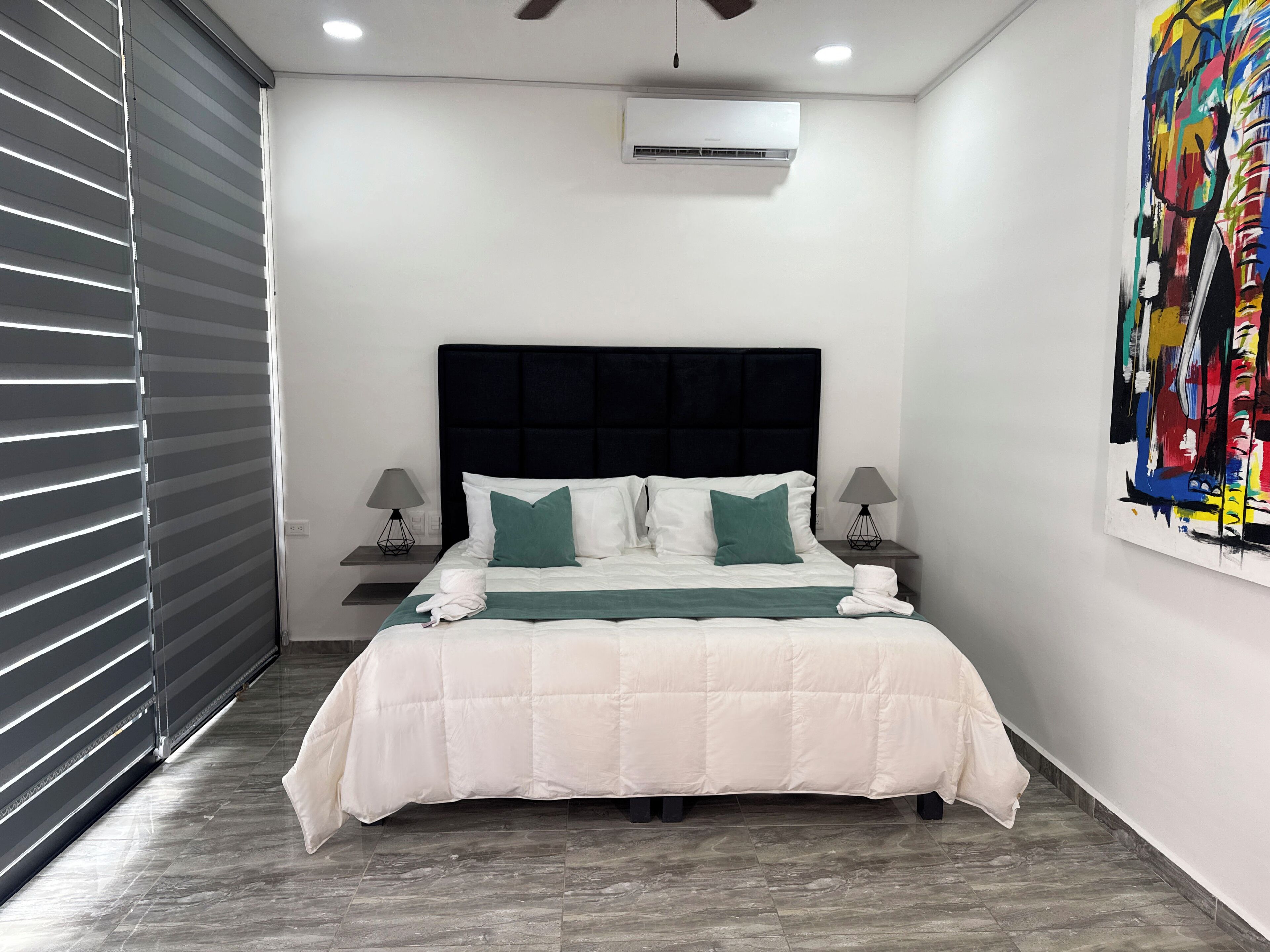 SUPERIOR KING SUITE WITH BALCONY | Secretária adequada para computadores portáteis, Wi-fi grátis 