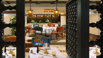 13 restaurantes, pequenos-almoços servidos, cozinha asiática