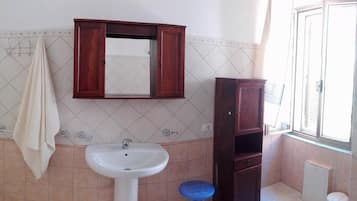 Um polibã, artigos de higiene pessoal grátis, um secador de cabelo