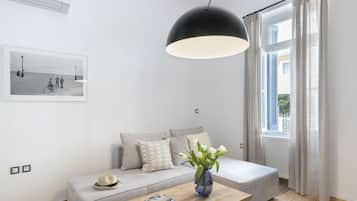 B1 One Bedroom Apartment, Street View | Sala de estar | TV de ecrã plano