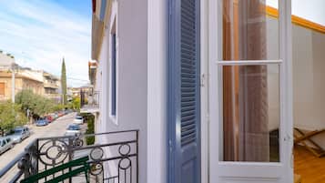 C1 One Bedroom Apartment, Balcony and Partial Acropolis view | Vista do quarto