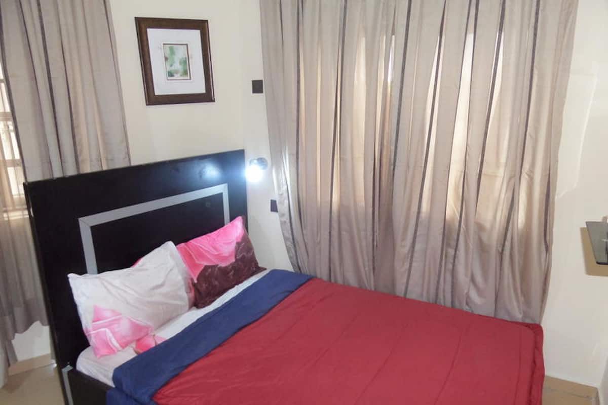 Apartamento, 3 quartos | Secretária, secretária adequada para computadores portáteis