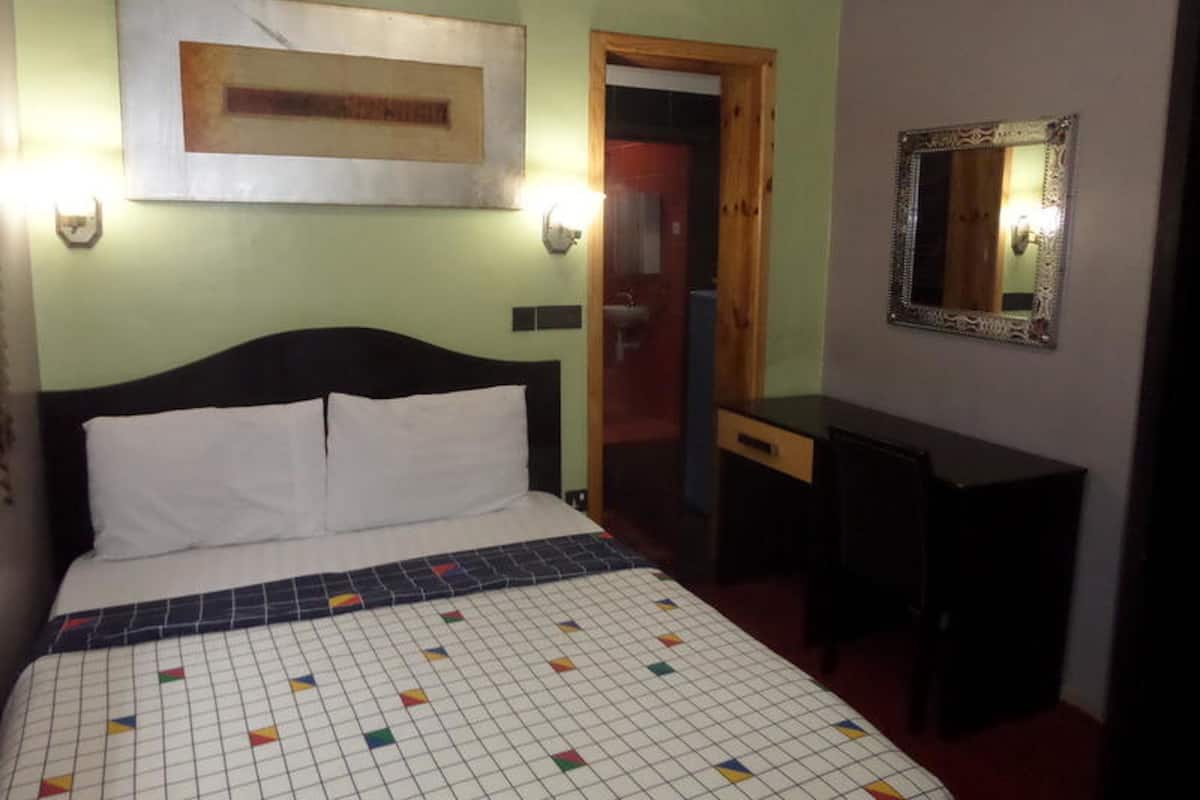 Apartamento, 1 quarto | Secretária, secretária adequada para computadores portáteis