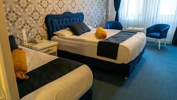 Quarto Twin Standard | Roupa de alta qualidade, minibar, cofre no quarto, secretária