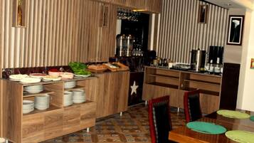 Uma área de refeições moderna com um balcão de buffet de madeira, um bar e um piso estampado.