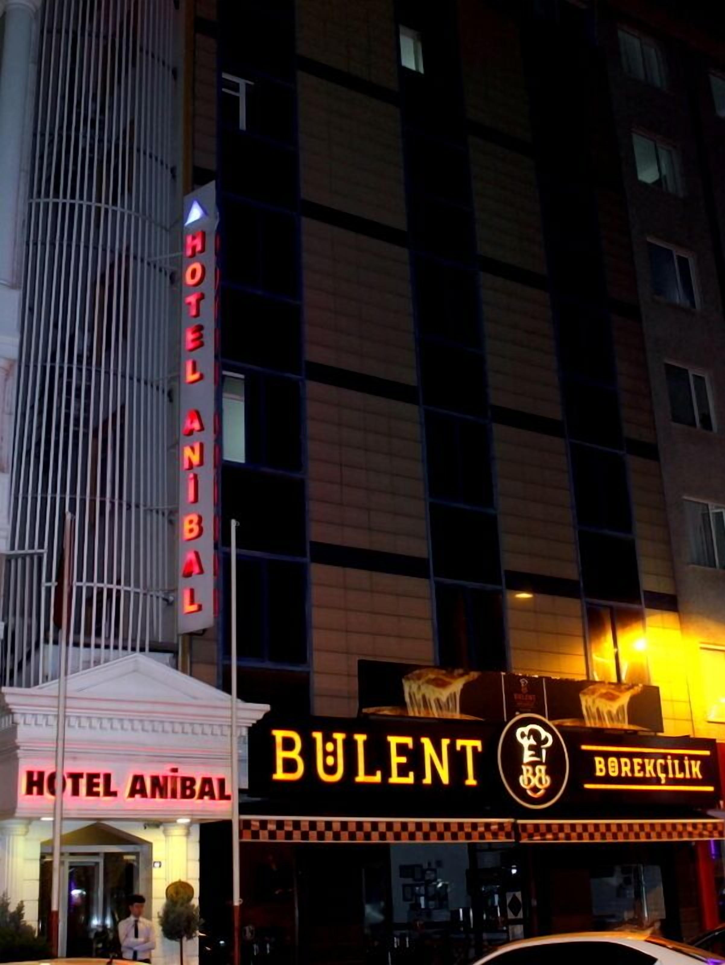 Um hotel chamado "HOTEL ANİBAL" com uma placa bem visível.