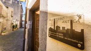 Placa para 'Viterbo Antica' com número de contato e website.