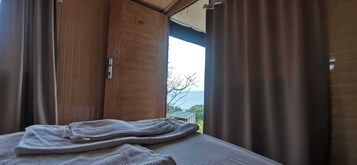 Tenda Básica, 1 cama de casal, vista parcial para o mar, junto à encosta