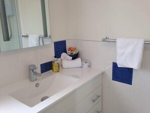Quarto família | Pia do banheiro