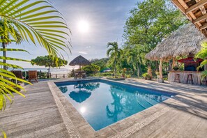 Piscina exterior, espreguiçadeiras 