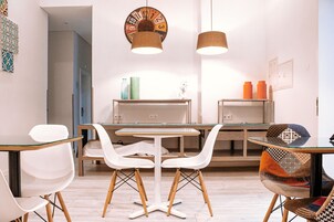 Café da manhã com buffet grátis todos os dias