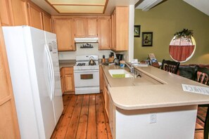 Apartamento em Condomínio Fechado, várias camas, não fumadores | Cozinha privada | Uma cafeteira/bule, um frigorífico/congelador grande, um micro-ondas 