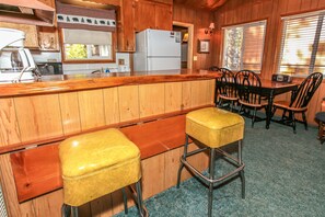 Cabine, 2 quartos | Cozinha privada | Um frigorífico/congelador grande, um micro-ondas, um forno 