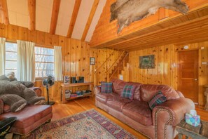 Cabine, 2 quartos | Sala | Televisor, lareira, leitor de DVD 