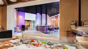2 restaurantes: servem pequenos-almoços, almoços e jantares
