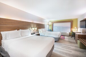 Quarto standard, 2 camas Queen | Roupas de cama antialérgicas, cofres nos quartos, escrivaninha