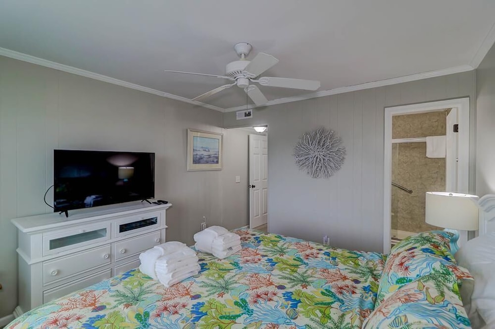 Charleston Charm - Coastal Decor, Pool & Pier Access, Across From Beach! - 309c Oceanside - 이슬 오브 팜스