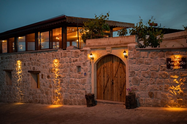 Fachada da propriedade à noite