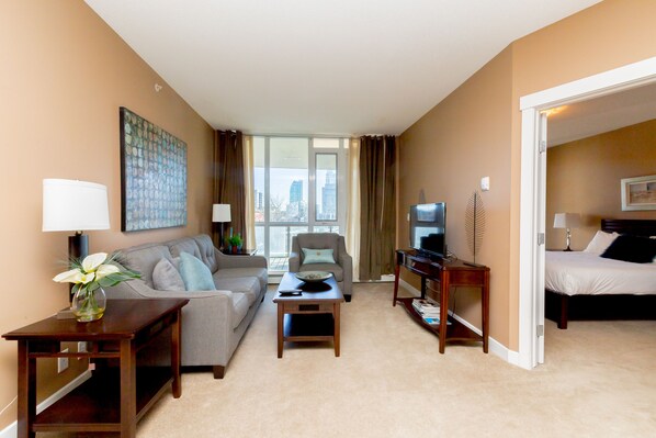 Suíte, 2 camas Queen | Área de estar | TV de tela plana