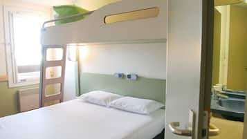 Quarto triplo, várias camas | Roupas de cama premium, escrivaninha, espaço de trabalho para notebook