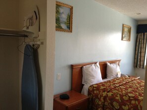 Quarto Standard, 1 cama queen-size, não fumadores | Casa de banho | Uma combinação polibã/banheira, um secador de cabelo 