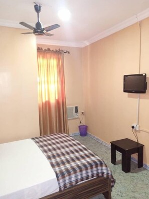 Quarto casal júnior, 1 cama de casal | Banheiro | Chuveiro, produtos de toalete grátis, toalhas de banho, sabonete