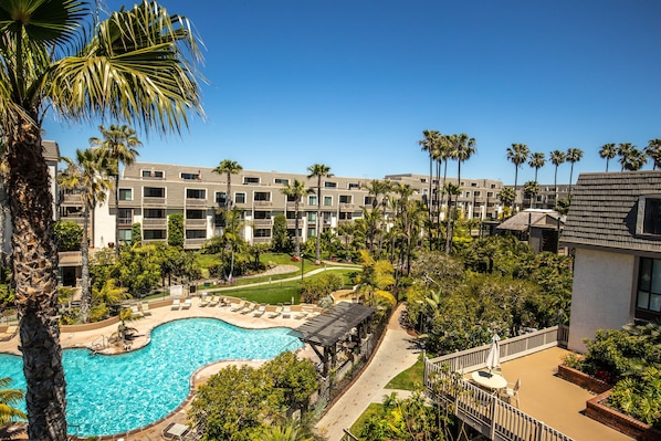 Beautiful Ocean Views with Pool/Hot Tub/Fitness Center and 2 Parking ...