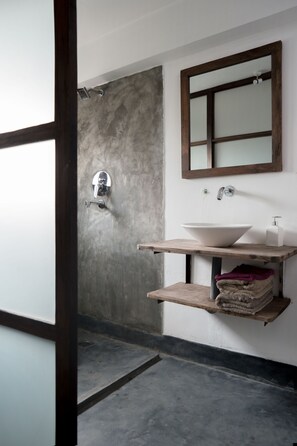 Quarto casal | Banheiro | Chuveiro, produtos de toalete grátis, toalhas de banho 