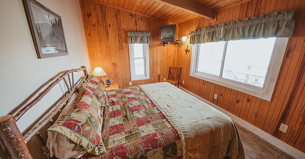 Hot Tub Overlooking Lake Monroe. Pet Friendly! - Bloomington, IN