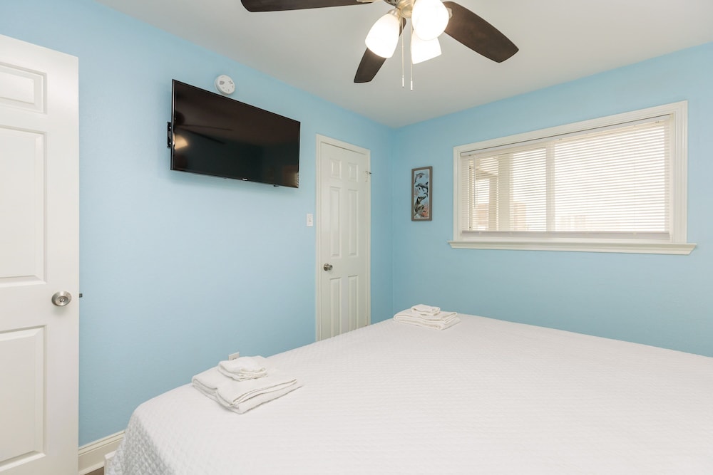 Beachfront Escape | Updated 1br Condo W/ Pool & Patio - Corpus Christi, TX